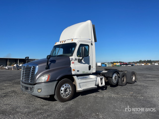2015 Freightliner Cascadia 125 8x4 Tri/A Day Cab Truck Tractor ...