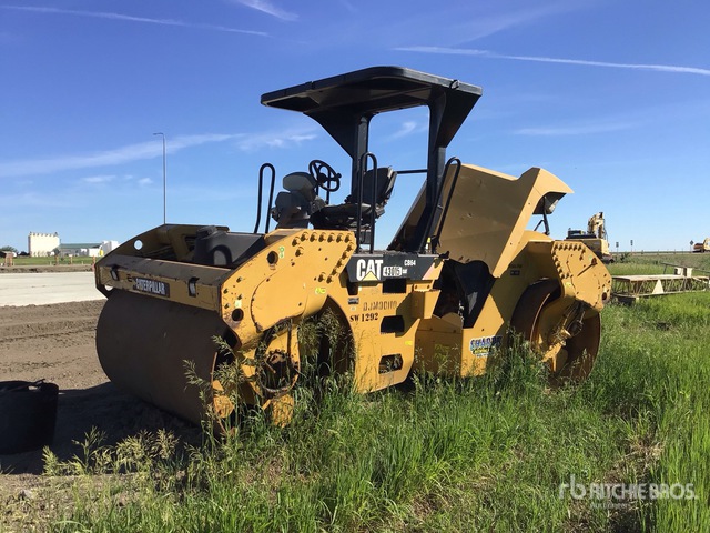 2009 Cat CB64 Compacteur à double bille (Inoperable) | Ritchie Bros ...