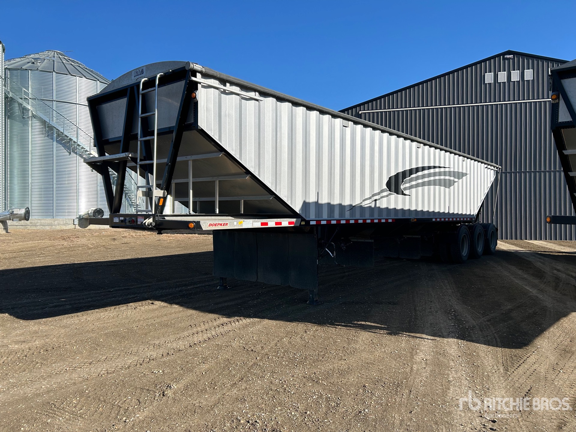 2015 Doepker 45 ft Tri/A Grain Trailer | Ritchie Bros. Auctioneers