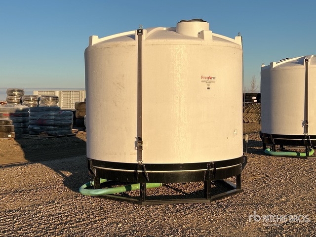 Freeform 2100 gal Skid Mounted Poly Water Tank | Ritchie Bros. Auctioneers
