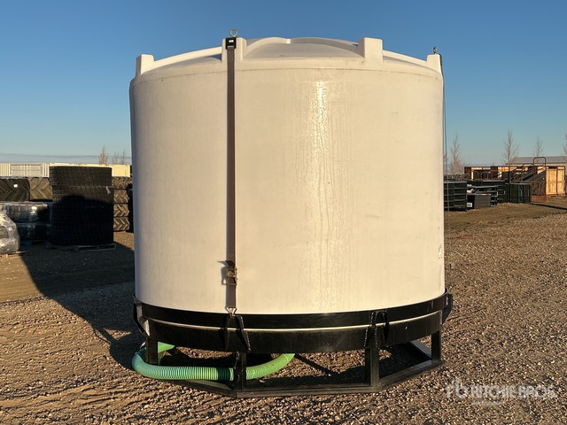 Freeform 2100 gal Skid Mounted Poly Water Tank | Ritchie Bros. Auctioneers