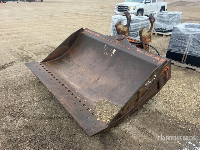 84 in Excavator Chuck Blade | Ritchie Bros. Auctioneers