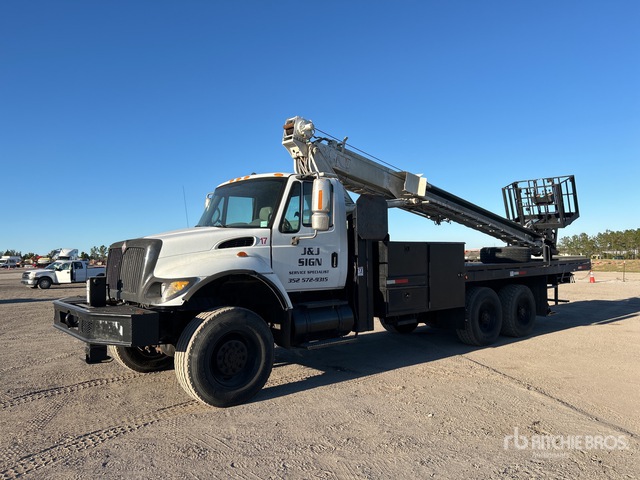 2003 Elliott Equipment Company ECG-4-85-B 85 ft on 2004 International ...