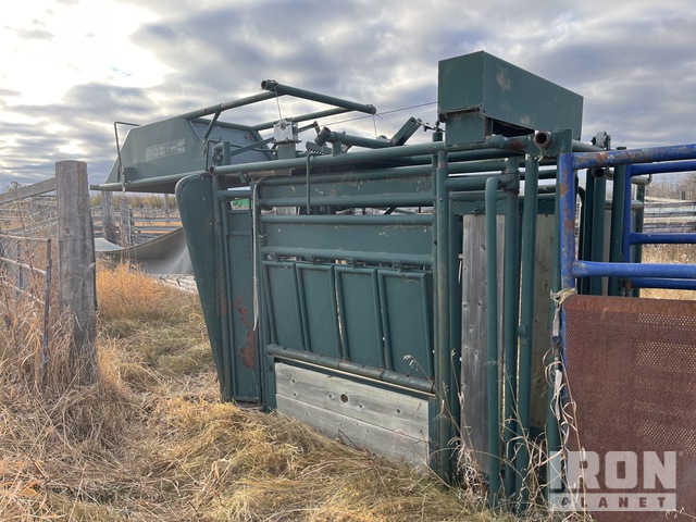 Hi-Hog 9 ft Buffalo Squeeze Chute | Ritchie Bros. Auctioneers