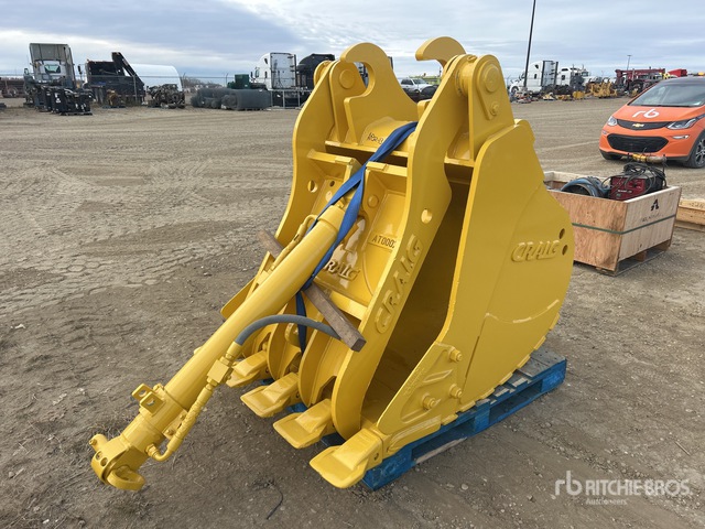 Craig 38 in Bucket w/ Hydraulic Thumb | Ritchie Bros. Auctioneers