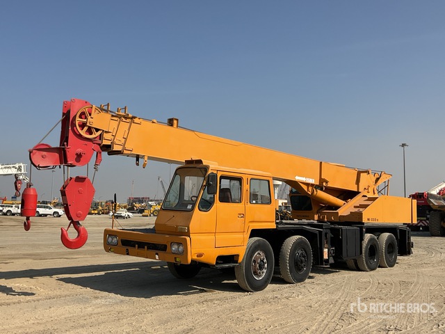 Kato NK300E-III 30 ton 8x4x4 Camión grúa hidráulico | Ritchie Bros ...