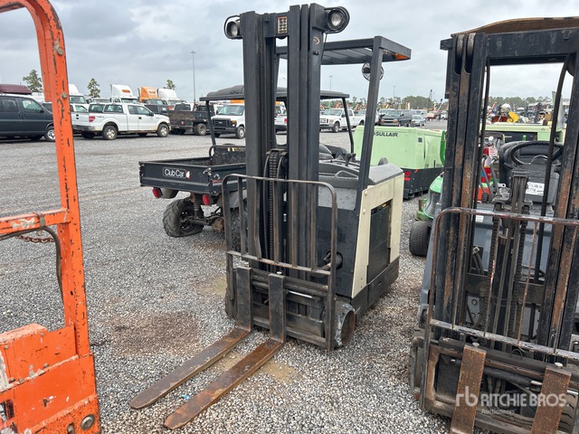 Crown RC3020-40 3300 lb Electric Forklift | Ritchie Bros. Auctioneers