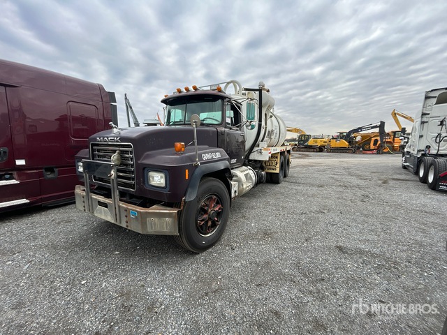 Presvac on 1998 Mack RD688S 6x4 Vacuum Tanker Truck (Inoperable ...