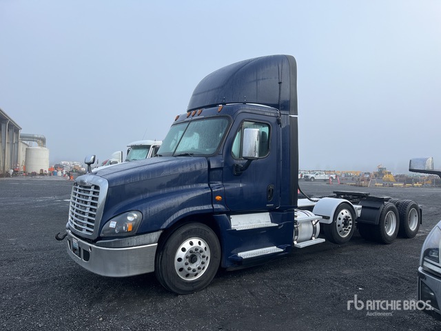 2015 Freightliner Cascadia 125 8x4 Tri/A Day Cab Truck Tractor ...