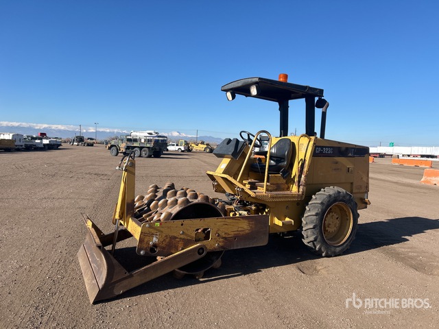 2000 Cat CP-323C Compactador Pata de Cabra | Ritchie Bros. Auctioneers