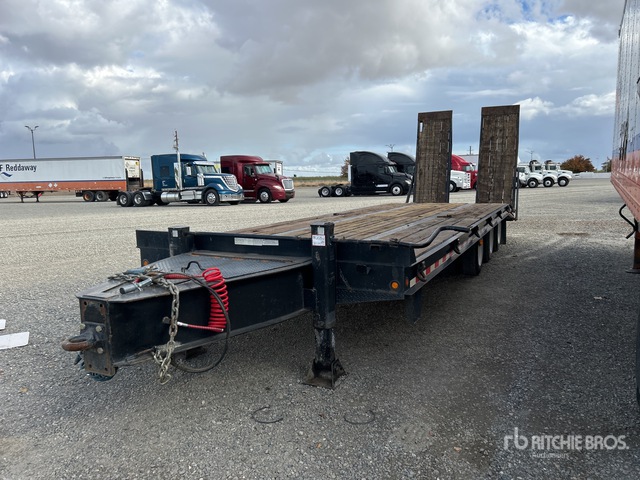 2017 Kaufman 30 ft Tri/A Equipment Trailer | Ritchie Bros. Auctioneers