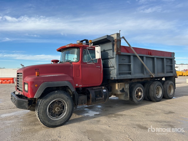 1996 Mack RD688S 8x4 Tri/A Camión dumper | Ritchie Bros. Auctioneers