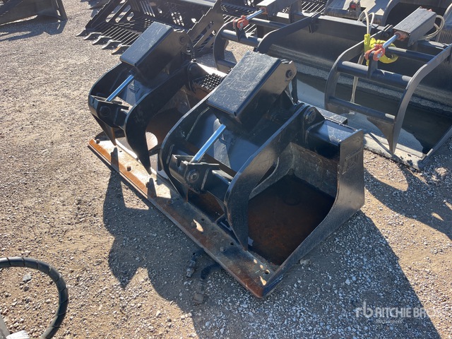 Cat 66 in Skid Steer Grapple Bucket | Ritchie Bros. Auctioneers
