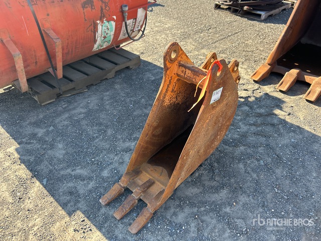 Case 12 in Backhoe Rear Bucket - Fits Case 590 | Ritchie Bros. Auctioneers