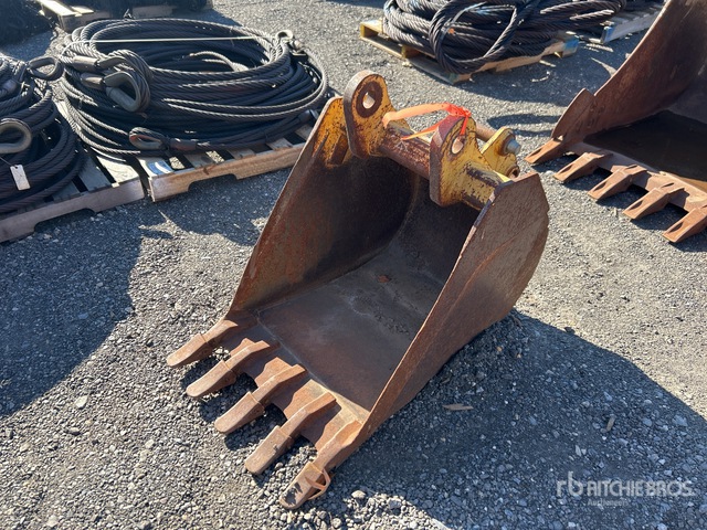 Case 24 in Backhoe Loader Bucket | Ritchie Bros. Auctioneers