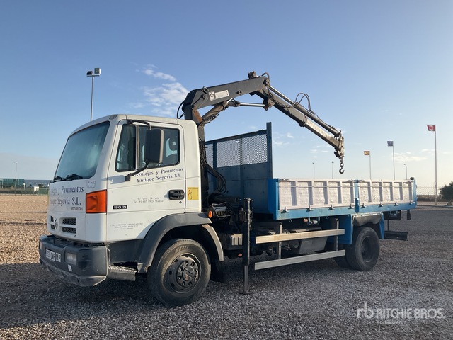 Hiab 071 2000 kg Knuckle Boom on 2005 Nissan Atleon 4x2 Camión Dumper con Grúa | Ritchie Bros ...