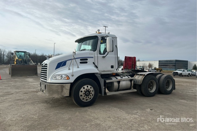 2003 Mack CX Cabeza Tractora Cabina Corta | Ritchie Bros. Auctioneers