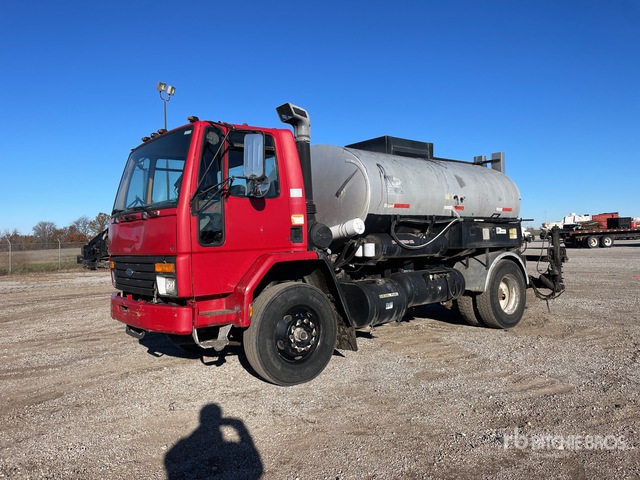 1995 Etnyre Black Topper series 2000 1750 L on 1995 Ford CF8000 4x2 COE ...