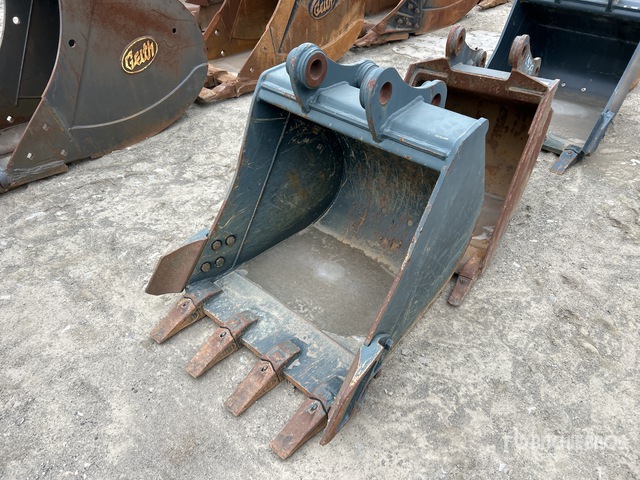 Hyundai R80 32 in Digging Excavator Bucket | Ritchie Bros. Auctioneers