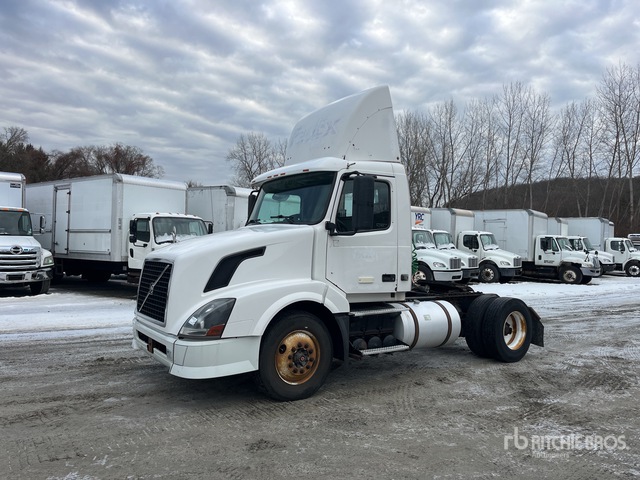 2010 Volvo VNL42T 4x2 S/A Day Cab Truck Tractor | Ritchie Bros. Auctioneers