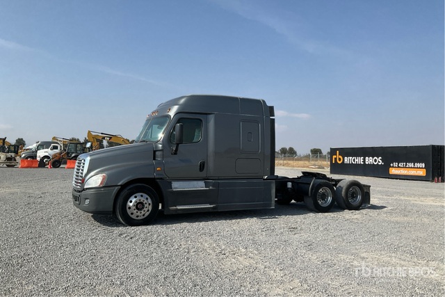 2014 Freightliner Cascadia 125 6x2 Tractocamion con Dormitorio / T/A ...