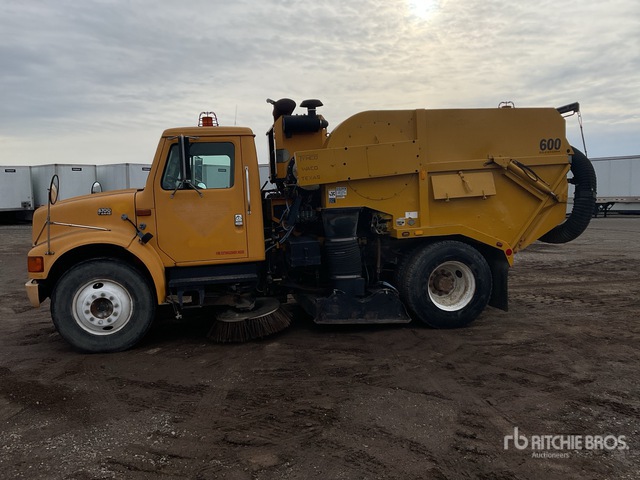 Tymco 600 air sweeper on 2000 International 4700 Camion barredora ...
