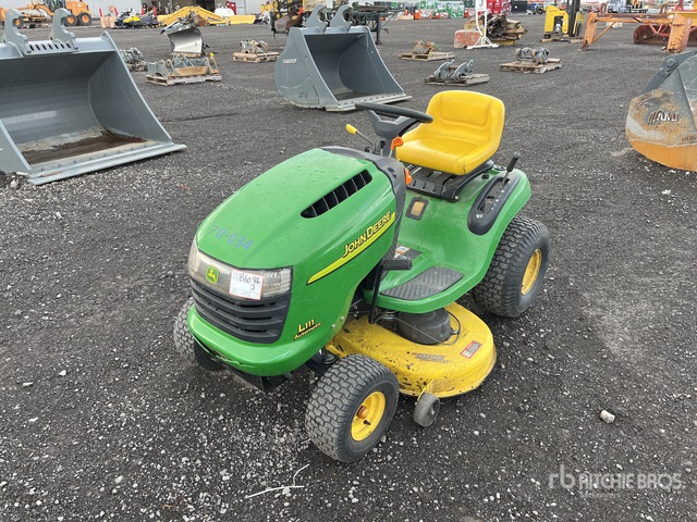2006 John Deere L111 Ride-On Lawn Mower | Ritchie Bros. Auctioneers