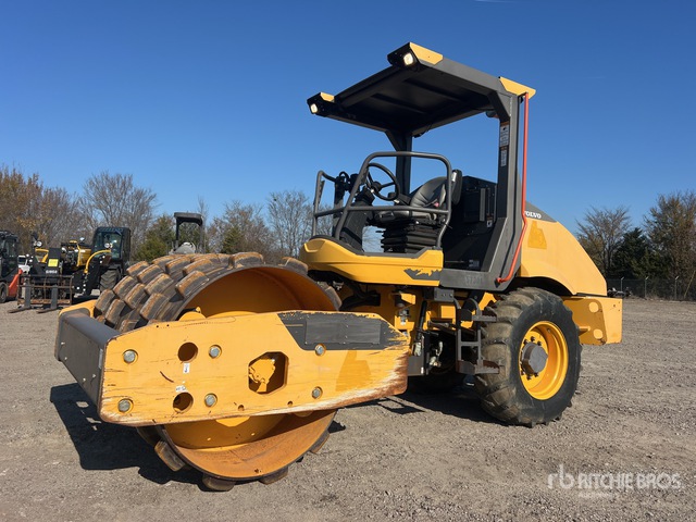 2019 Volvo SD75B Padfoot Drum Compactor | Ritchie Bros. Auctioneers