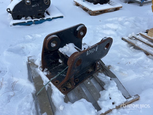 Excavator Pin On Adaptor Plate | Ritchie Bros. Auctioneers