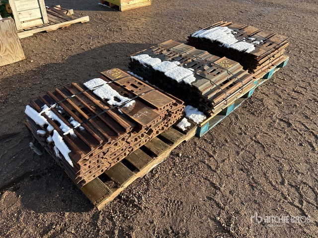 Quantity of John Deere 210/250 Triple Grouser Track Shoes | Ritchie ...