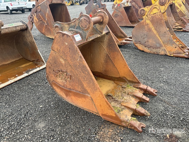 PSM 35 in Digging Excavator Bucket | Ritchie Bros. Auctioneers