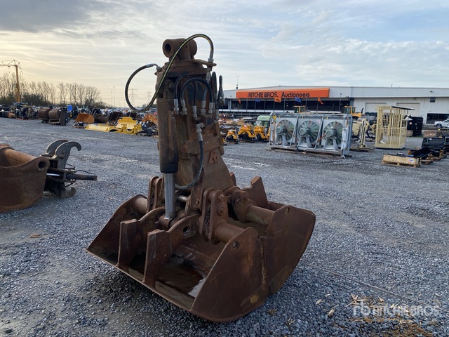 Clamshell Excavator Grapple | Ritchie Bros. Auctioneers