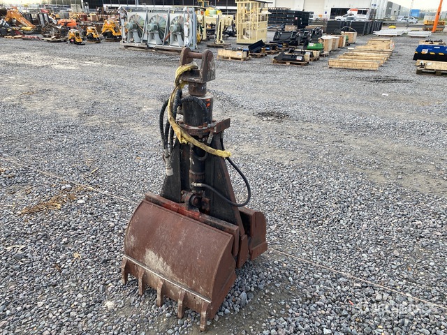 Clamshell Excavator Grapple | Ritchie Bros. Auctioneers