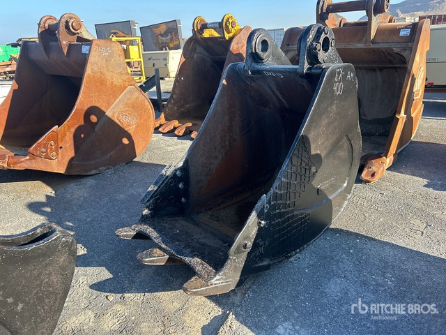 Komatsu 36 in Digging Bucket | Ritchie Bros. Auctioneers