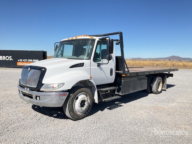 2004 International 4300 SBA Camión con Plataforma Abatible ...