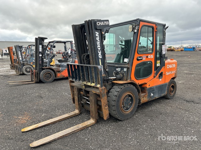 2018 Doosan D45S-7 9100 lb Pneumatic Tire Forklift | Ritchie Bros ...