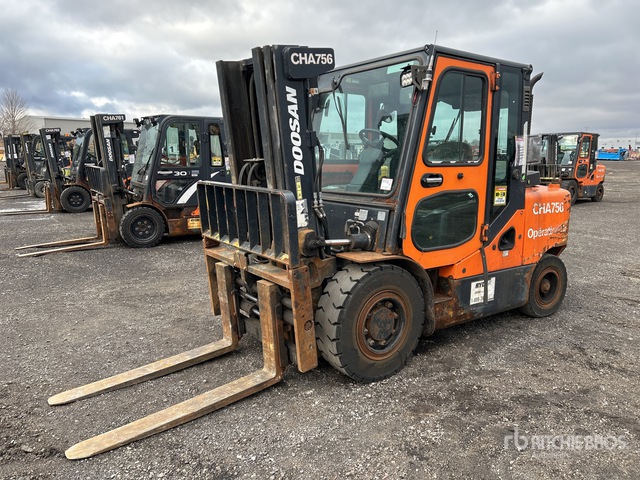 2018 Doosan D45S-7 9100 lb Pneumatic Tire Forklift | Ritchie Bros ...