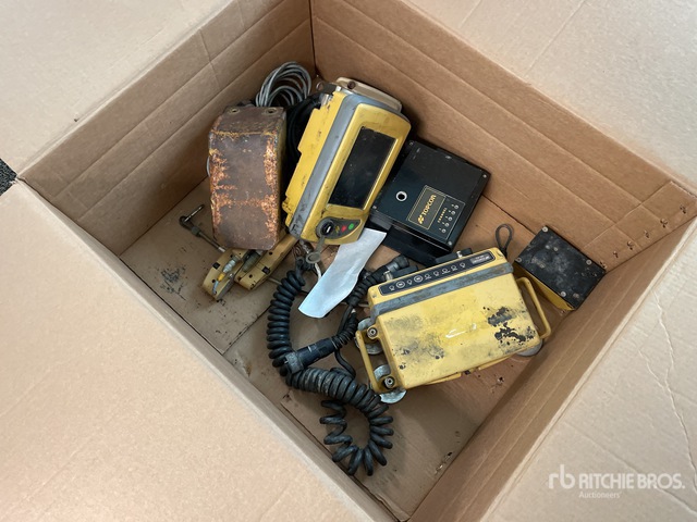 Topcon GS-60 Machine Control GPS w/ MC-R3 Receiver and GPS Mast Divers ...