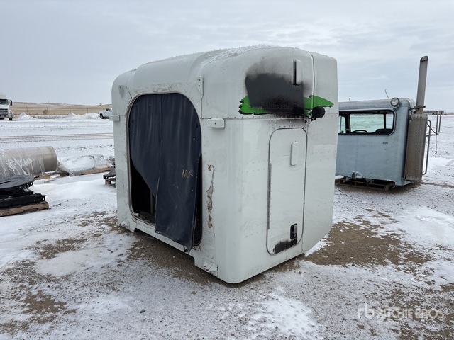 46 in Flat Top Truck Sleeper | Ritchie Bros. Auctioneers