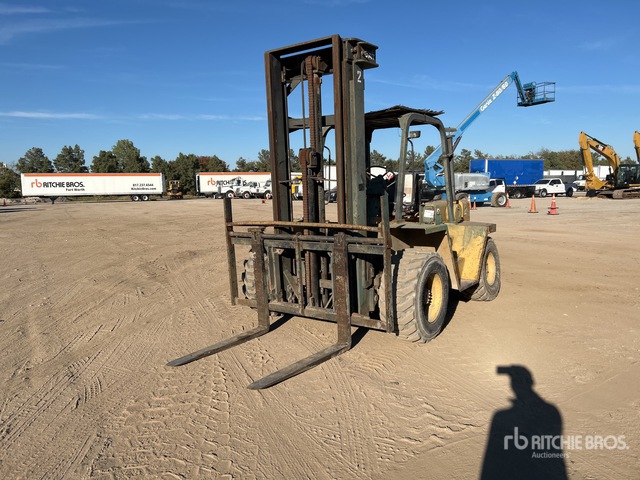 Cat R80 8000 lb 4x2 Rough Terrain Forklift | Ritchie Bros. Auctioneers