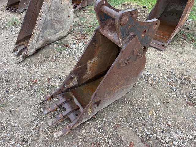 Tooth Pro 18 in Rear Backhoe Bucket | Ritchie Bros. Auctioneers