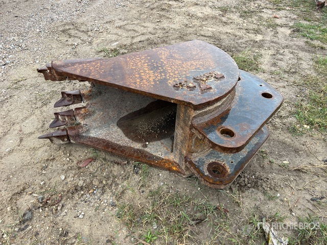 Tooth Pro 18 in V-Ditching Backhoe Rear Bucket | Ritchie Bros. Auctioneers