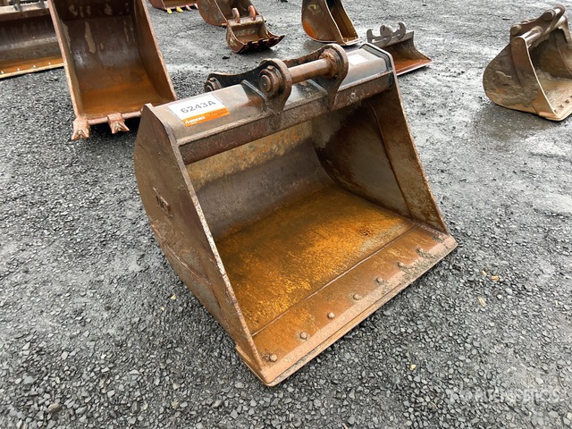 Cat 46 in Cleanup Excavator Bucket | Ritchie Bros. Auctioneers