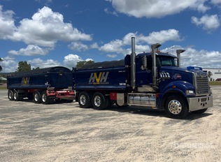 2017 Mack CMHR Trident 6x4 & 2017 Shephard 8 m Quad Dog Tipping ...