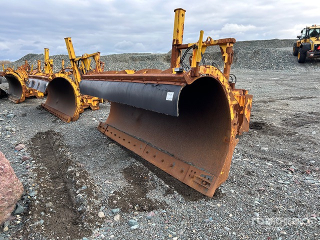 Craig 11 ft 2 Way Q/C Snow Plow - Fits Wheel Loader | Ritchie Bros ...