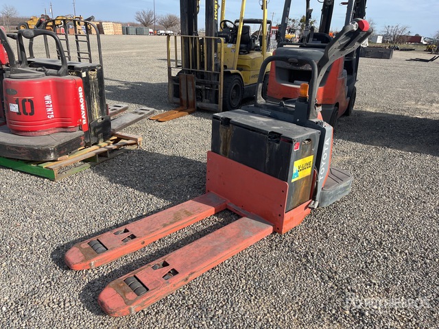 Toyota 8HBE30 6000 lb Electric Transpalette | Ritchie Bros. Auctioneers