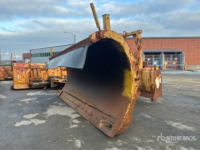 11 ft 2 Way Lama spazzaneve - Fits Wheel Loader | Ritchie Bros. Auctioneers