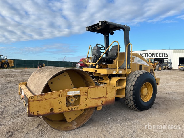 2006 Cat CS-533E Smooth Drum Compactor | Ritchie Bros. Auctioneers