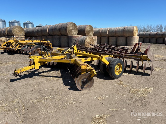 Ezee-On 14 ft Tandem Breaking Disc | Ritchie Bros. Auctioneers