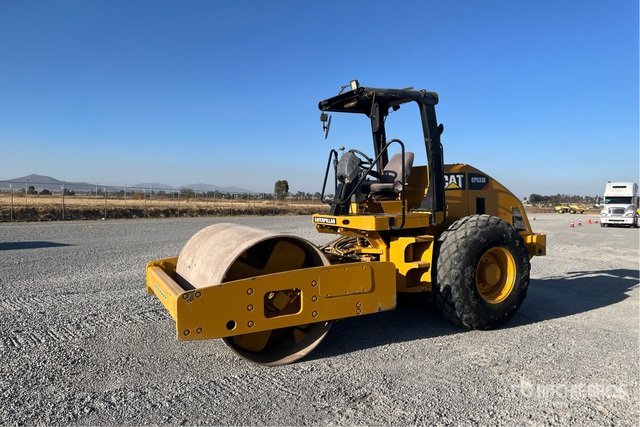 2009 Cat CP533E Rodillo / Rodillo compactador | Ritchie Bros. Auctioneers